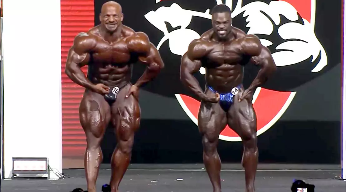 2020 Mr. Olympia Big Ramy posando para 2019 Mr. Olympia Brandon Curry na competición de musculación Mr Olympia 2021