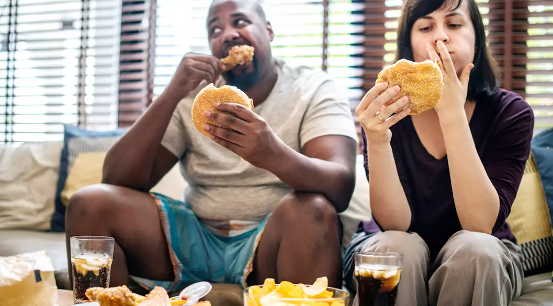 Oergewicht ynterrasiale pear ite ûnsûn junk food dat feroarsaket ûntstekking