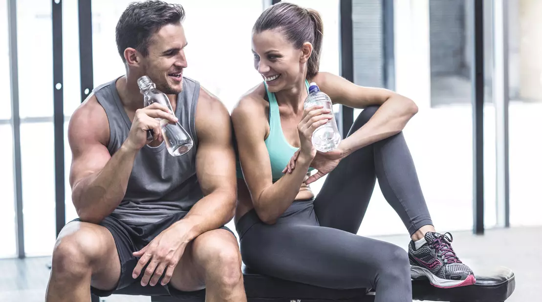 Spier-Fitness-Par-Drink-Water-Rêsting-Flirten