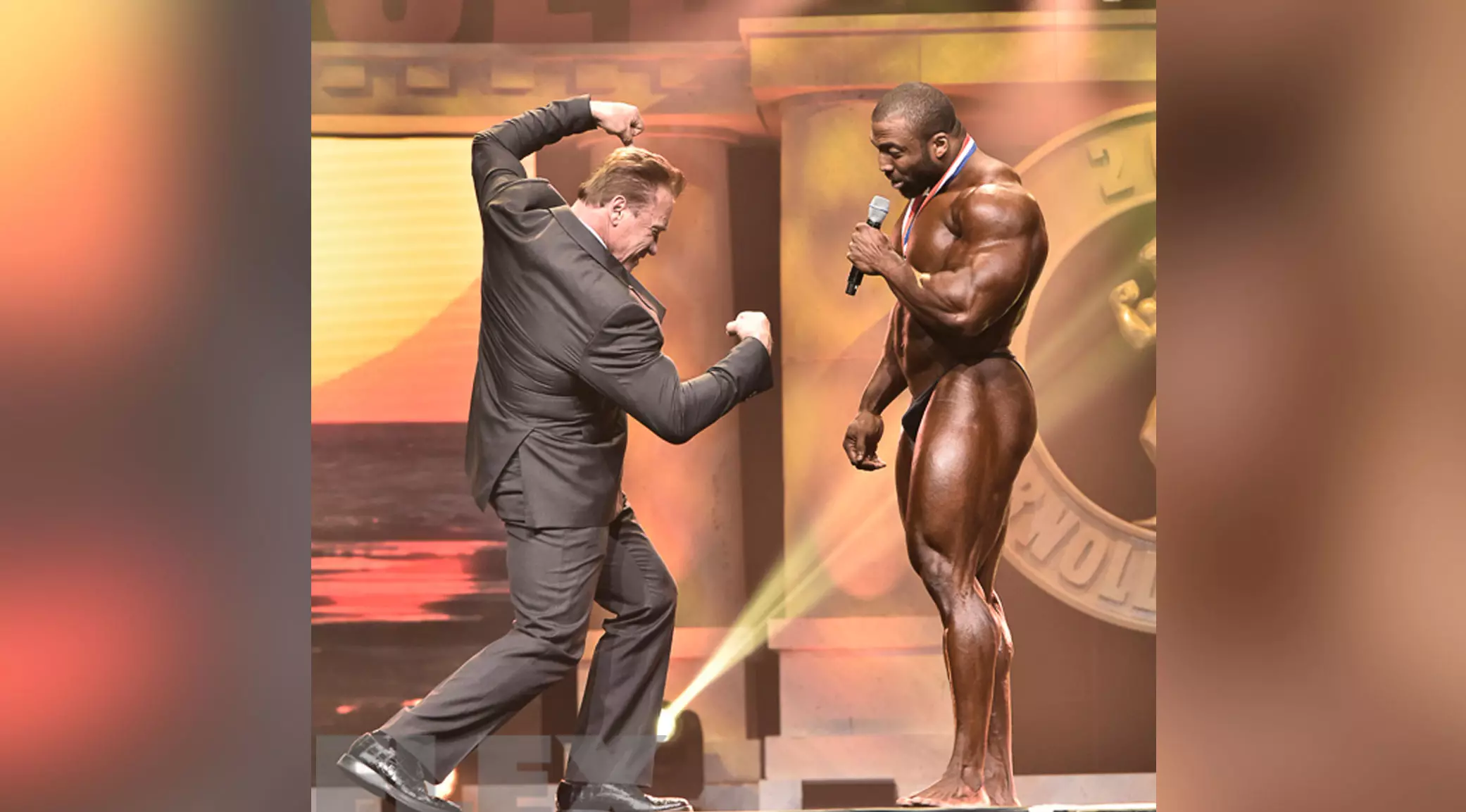 Arnold poseert op de Arnold Classic 2017