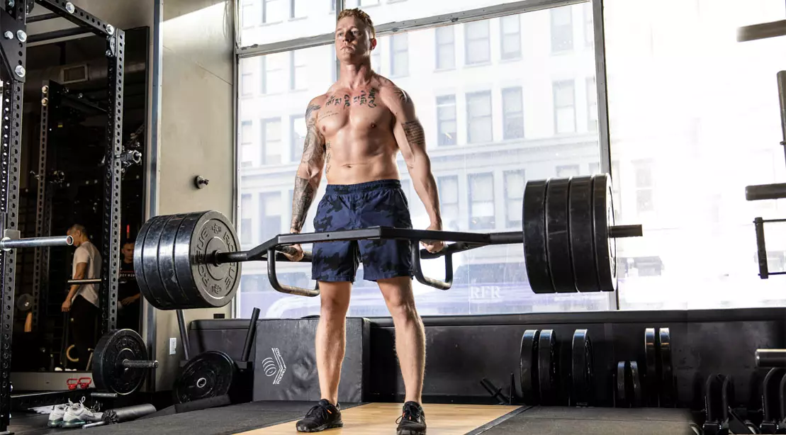 Erik Bartell melakukan senaman bahagian atas badan untuk menjadi sihat dengan deadlift berat