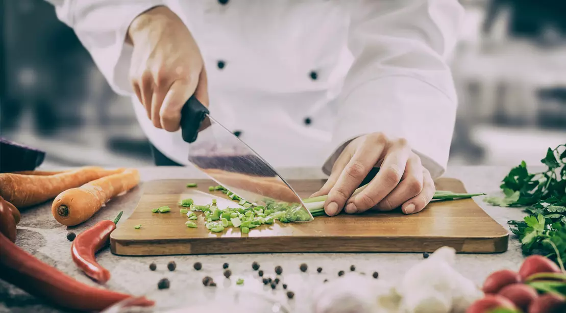 Chef-Chopping-Scallions-Snijplank-Chef-Knife-Prep