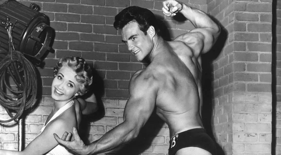 Steve-Reeves-posiert-mit-Mädchen