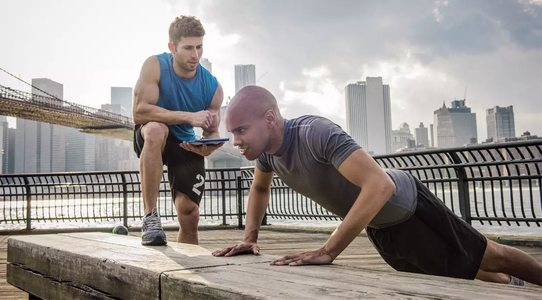 Personal-Trainer-Monitoring-Pushup-City