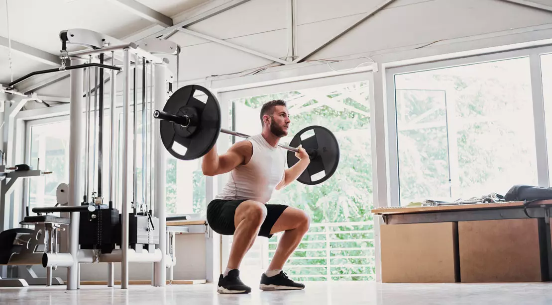 De 30 minuten durende dumbbell-workout om je rug op te bouwen